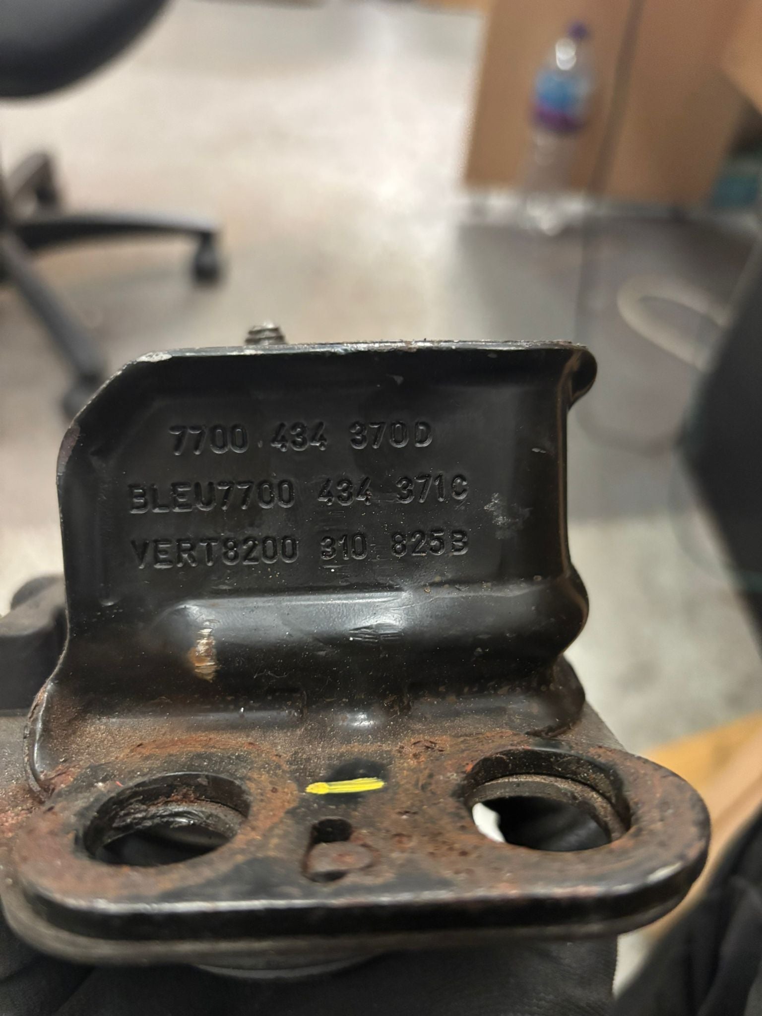 Renault Clio 2 Engine Mounting Bracket (RIGHT)-USED
